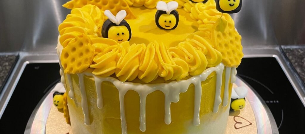Happy Bee-Day cake - The Great British Bake Off | The Great British ...