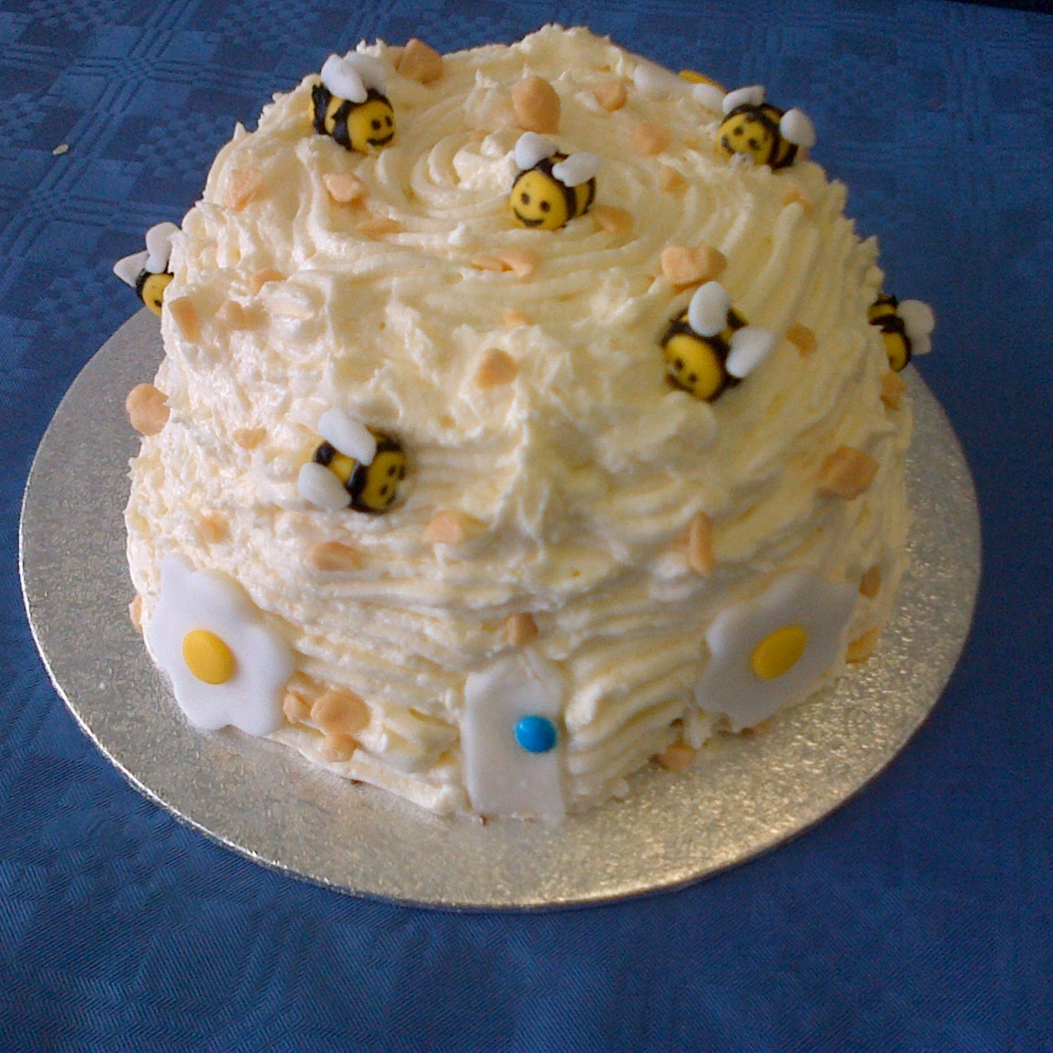 Honey bumble bee hive cake - The Great British Bake Off