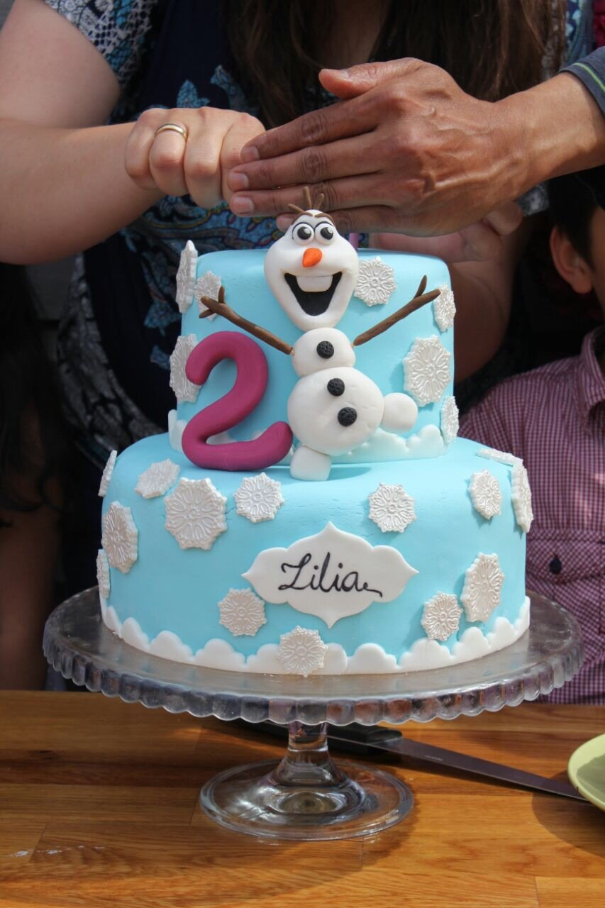 Frozen cake for my daughter - The Great British Bake Off